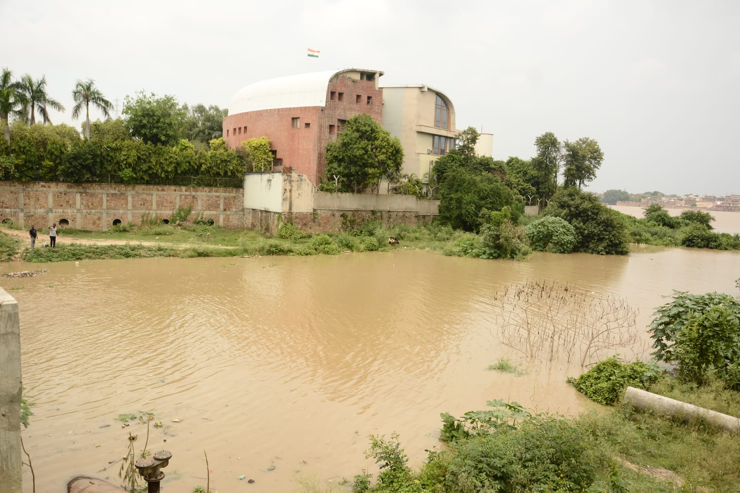 Varanasi Leakage occurred in the automatic channel gate built on Gyan ...
