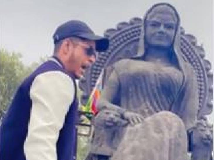 Bhopal: Young man's obscene dance in front of Rani Kamlapati statue ...