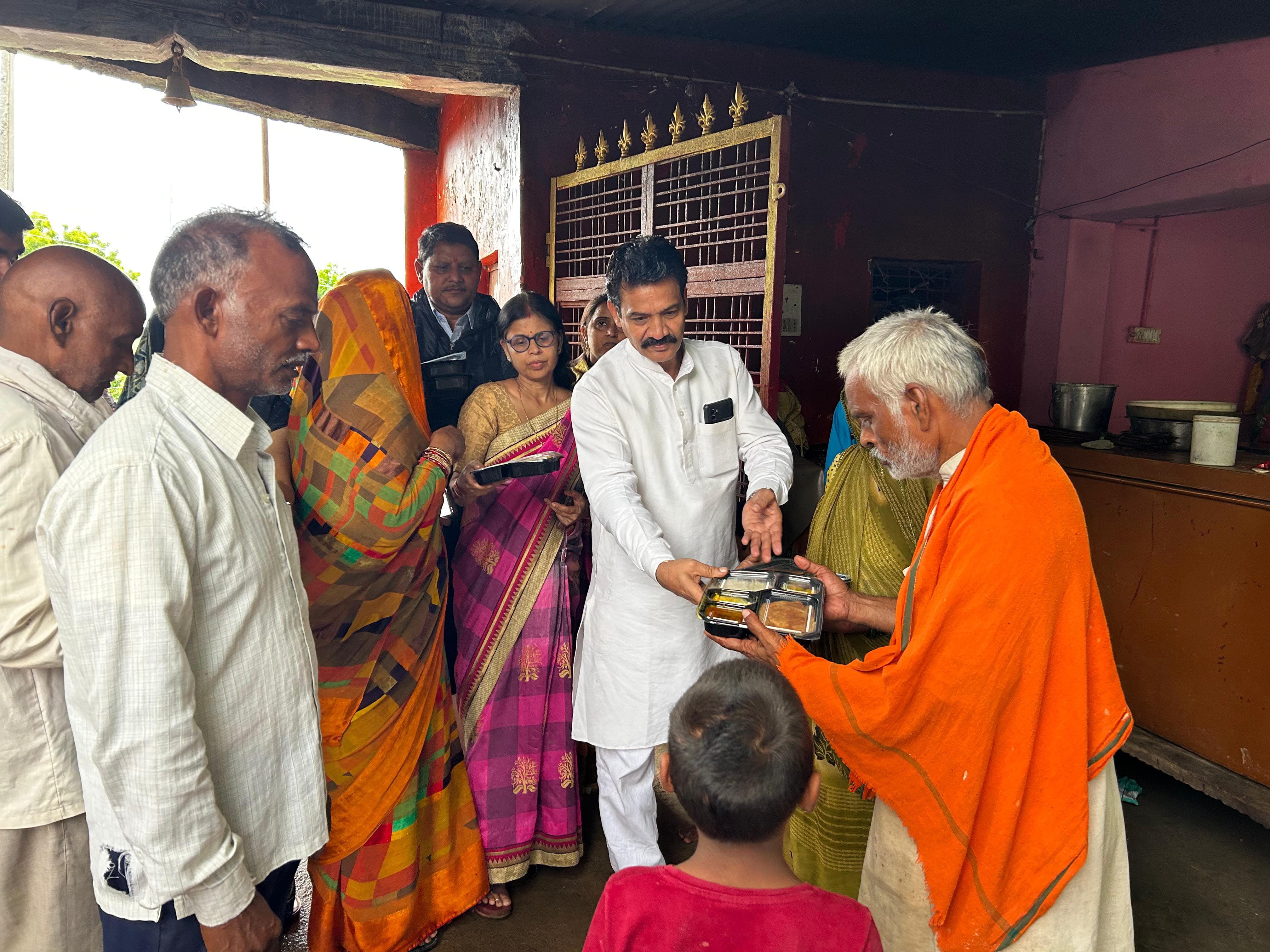 Food packets distributed to flood victims | बाढ़ पीड़ितों को वितरित किए ...