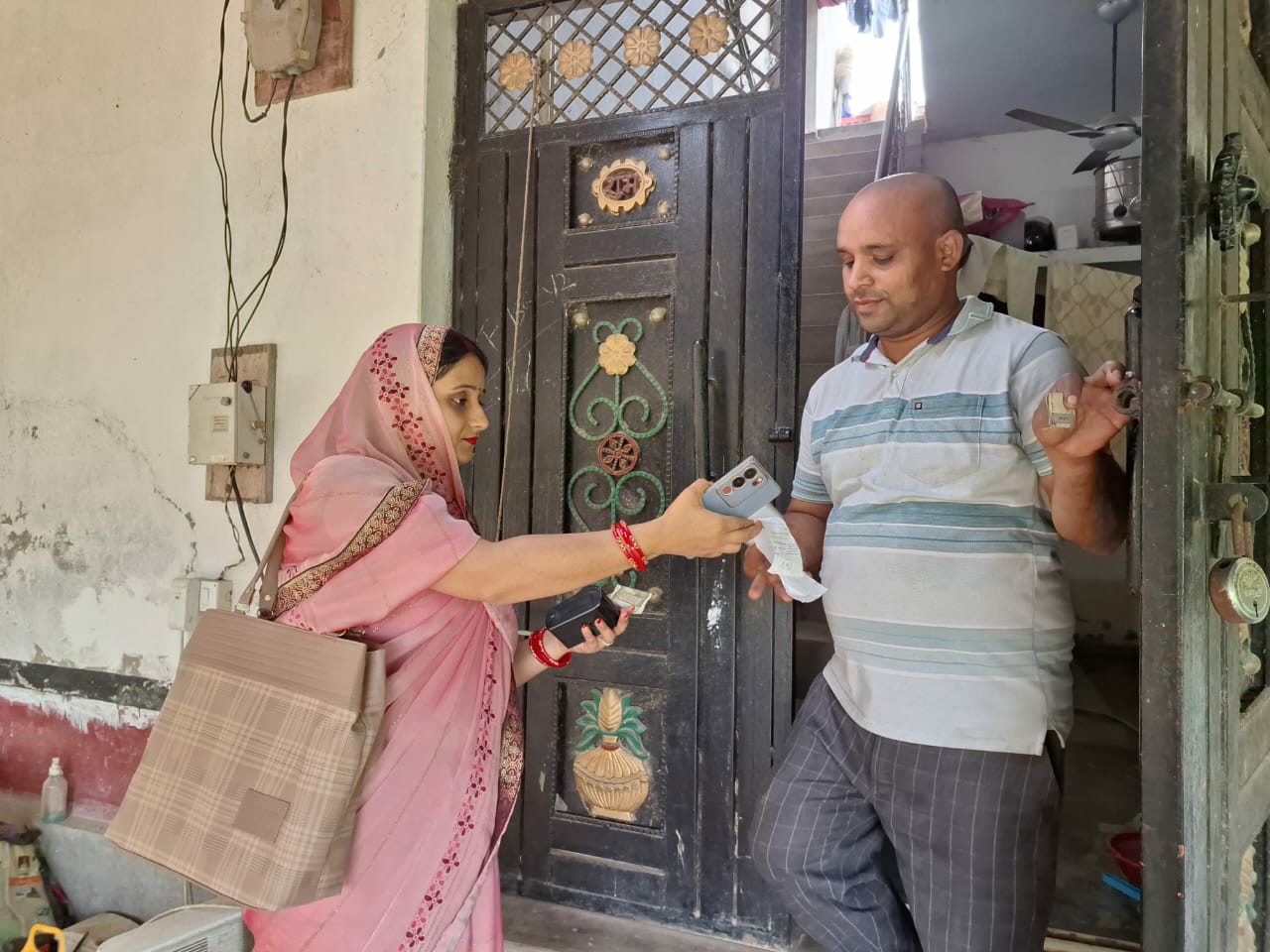 Rajshri Shukla set an example by becoming Vidyut Sakhi; VIDEO | विद्युत ...