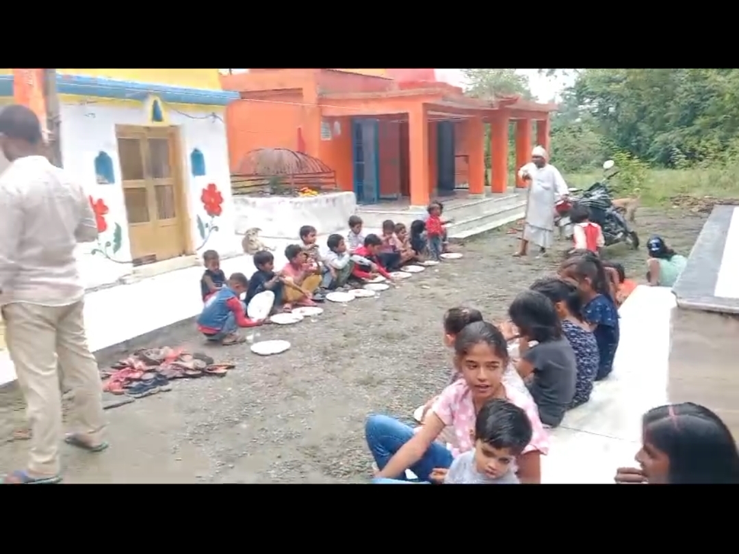 A grand feast was held at the Trilokpur Ram Chabutra temple; VIDEO ...