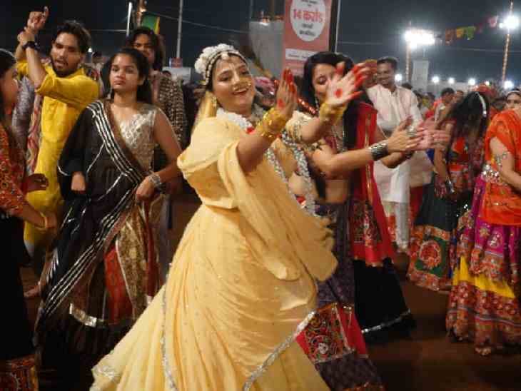 See the cultural colors of Garba in photos | 25 तस्वीरों में देखिए ...