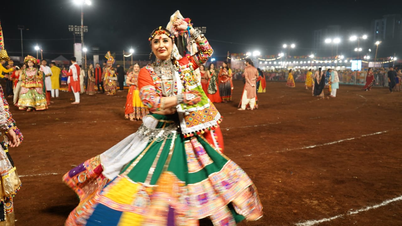 See the cultural colors of Garba in photos | 25 तस्वीरों में देखिए ...