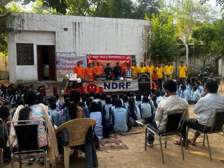 NDRF team gave training on disaster management | एनडीआरएफ टीम ने दिया ...