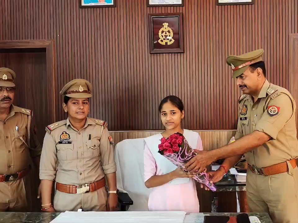 Student became police officer for a day, issued challan | एक दिन की ...