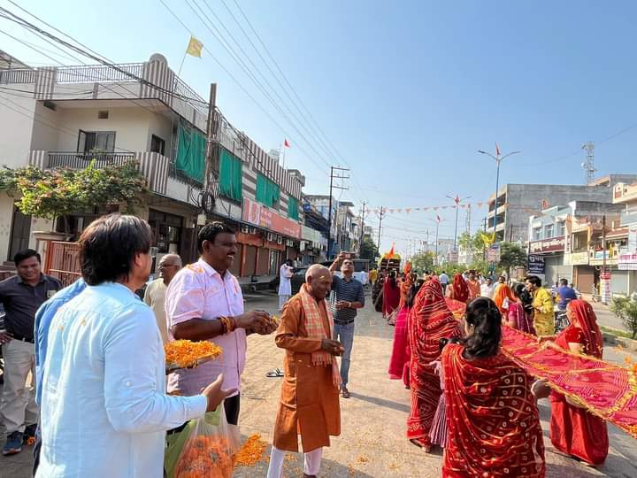 Chunri Yatra welcomed with flowers | अंबिका माता को 101 मीटर की चुनरी ...