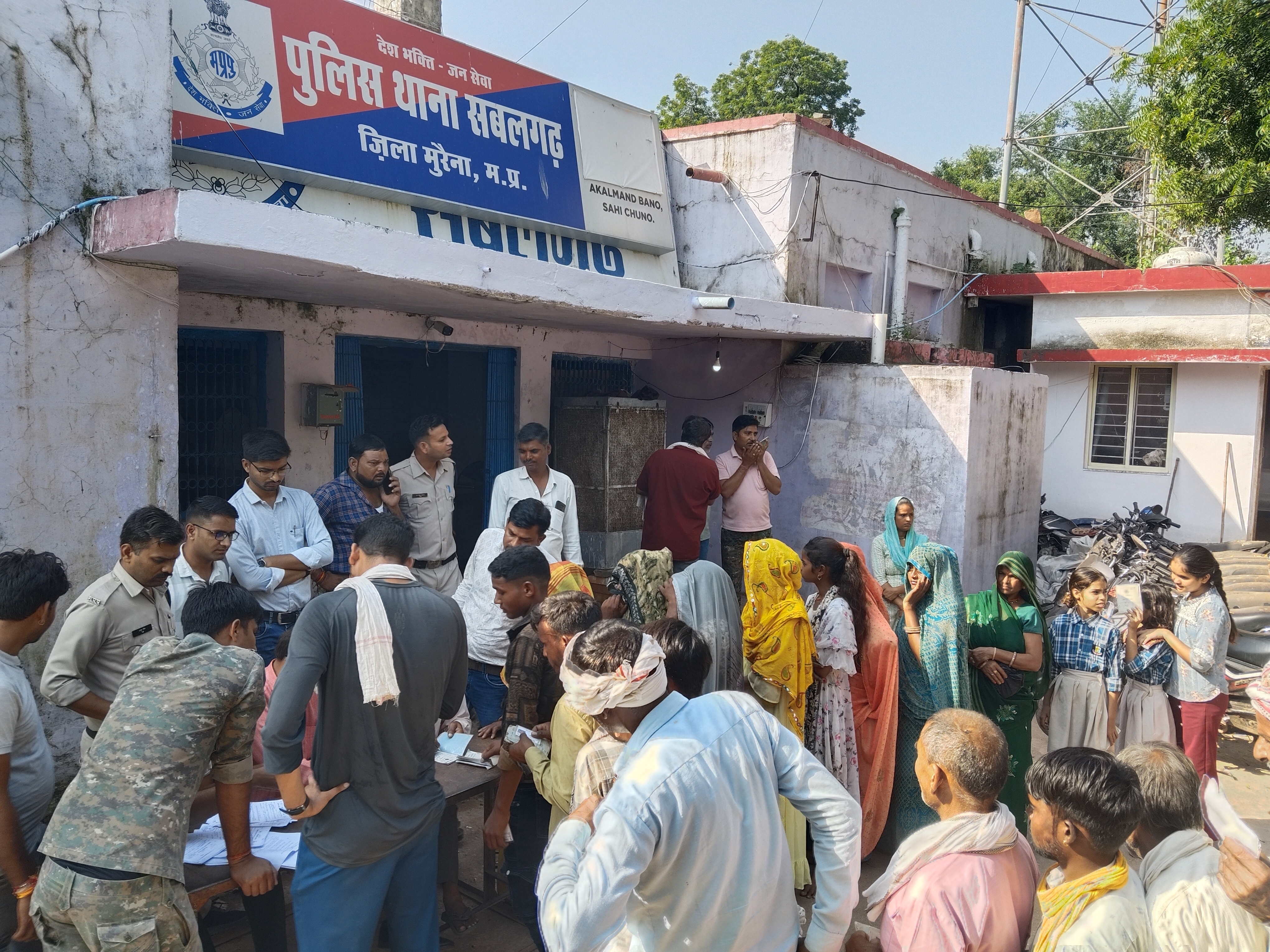 Long queue of farmers at police station | थाने में लगी किसानों की लंबी ...