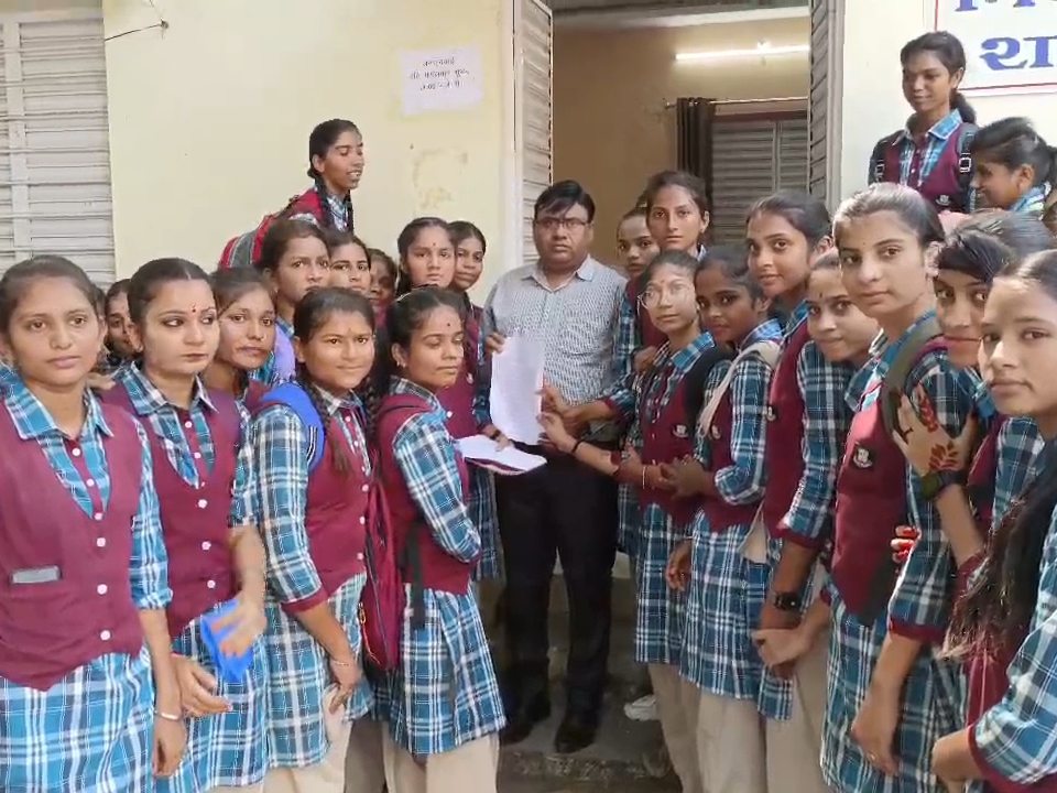 12th class girls sitting on strike | धरने पर बैठी 12वीं की छात्राएं ...