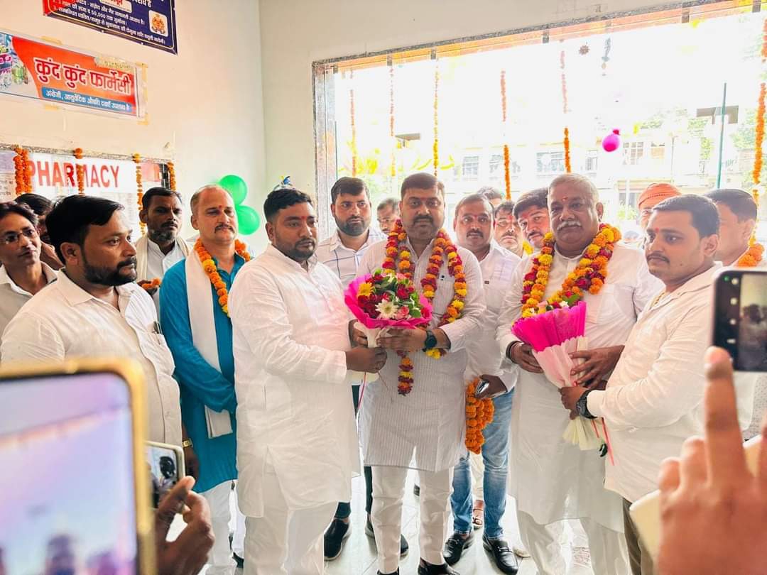 Chairman and Block Pramukh inaugurated the hospital | चेयरमैन और ब्लॉक प्रमुख ने किया हॉस्पिटल ...