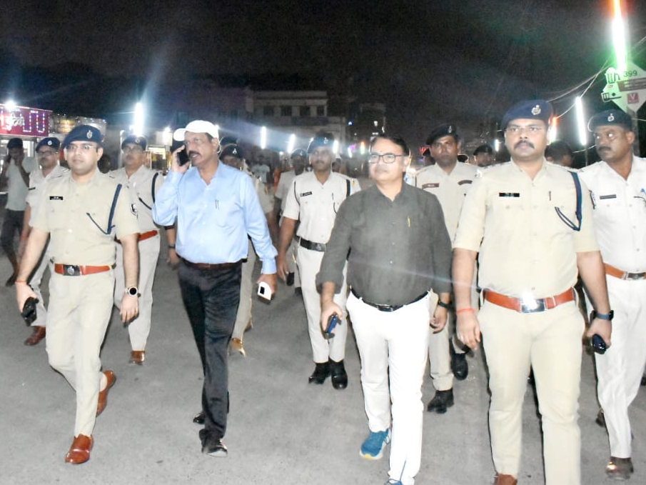 DM-SP inspected the pandals for Durga Puja | दुर्गा पूजा को लेकर DM-SP ...