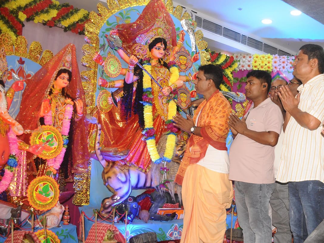 A grand pandal of Maa Durga was set up in Gunnaur