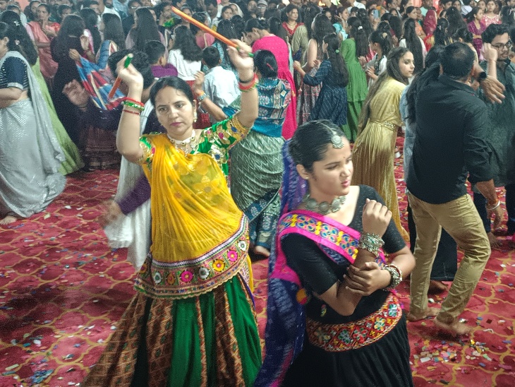 Gujarati Garba is a hit in Dainik Bhaskar Garba Festival | दैनिक भास्कर ...