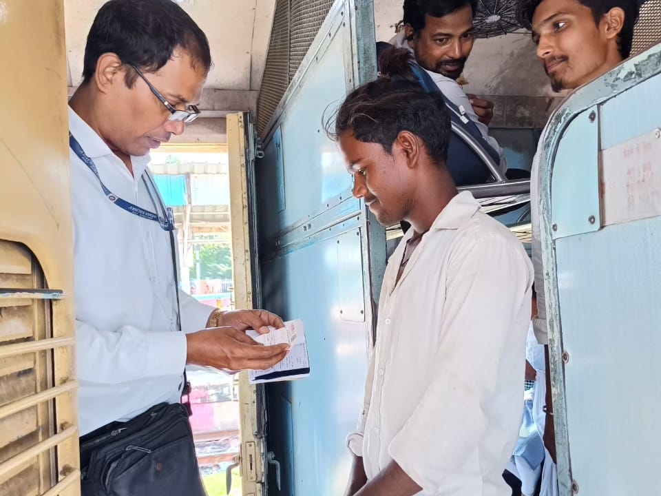 Kila Bandi ticket checking campaign was conducted at nine stations | नौ ...