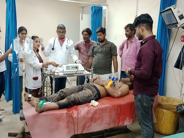 A young man got an electric shock while changing a high voltage line ...