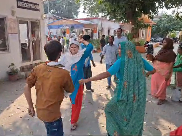 Fight at Kotwali gate in Kannauj, VIDEO | कन्नौज में कोतवाली गेट पर ...