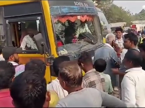 Stones pelted on a school bus full of children in Panna | पन्ना में ...