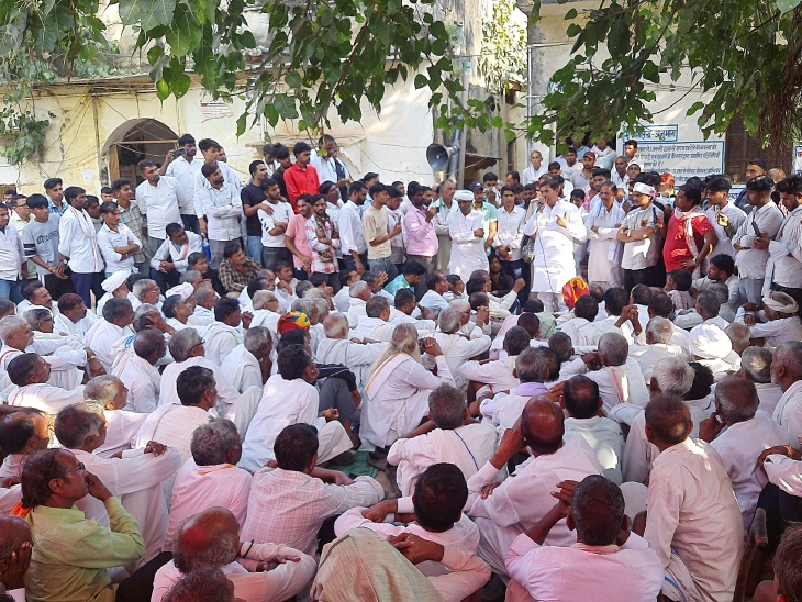 Demand to shift Mandrayal Tehsil to new building. Protest in Tehsil ...