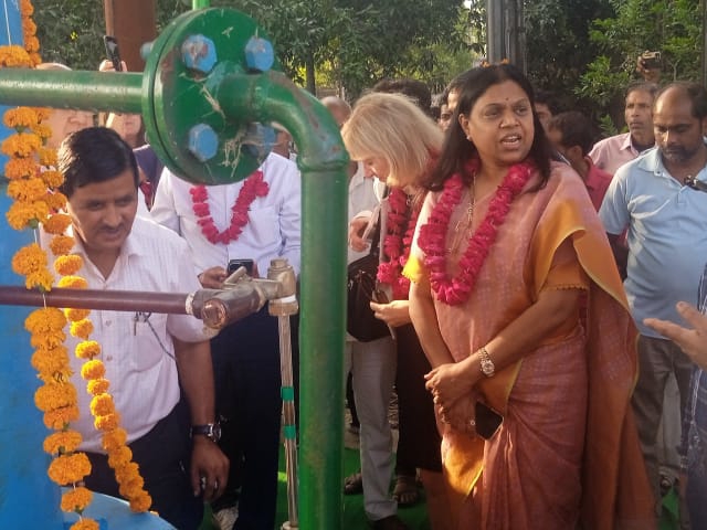 Inauguration of modern Mentha crushing tank in Fatehpur | फतेहपुर में ...
