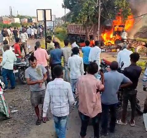 Tractor and trailer collide on Ratlam four lane | रतलाम फोरलेन पर ...