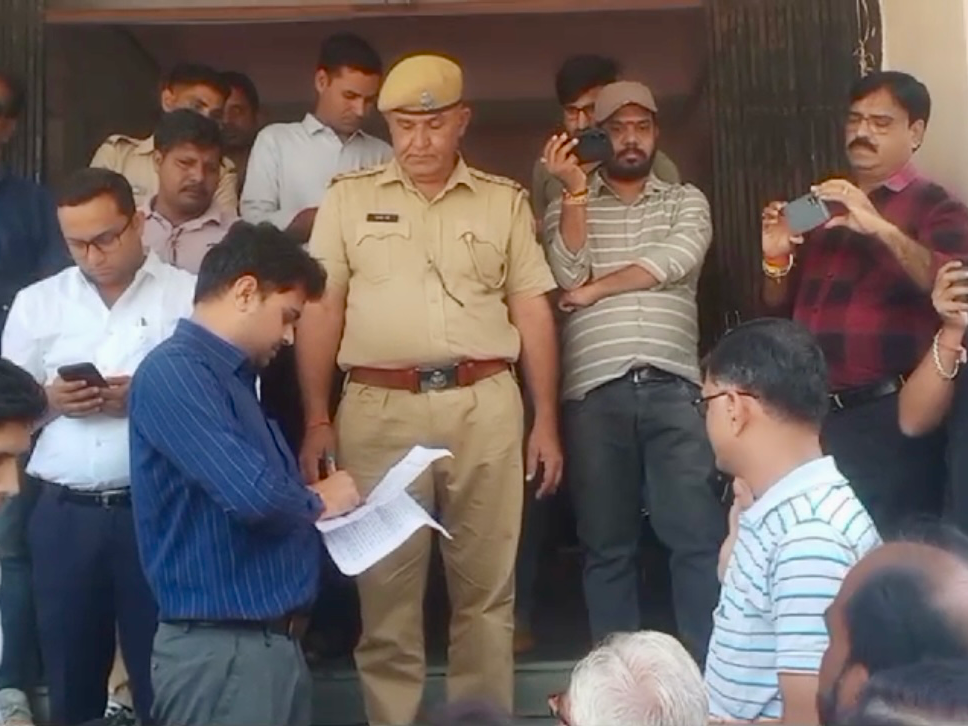 People angry due to lack of action submitted a memorandum | कार्रवाई ...