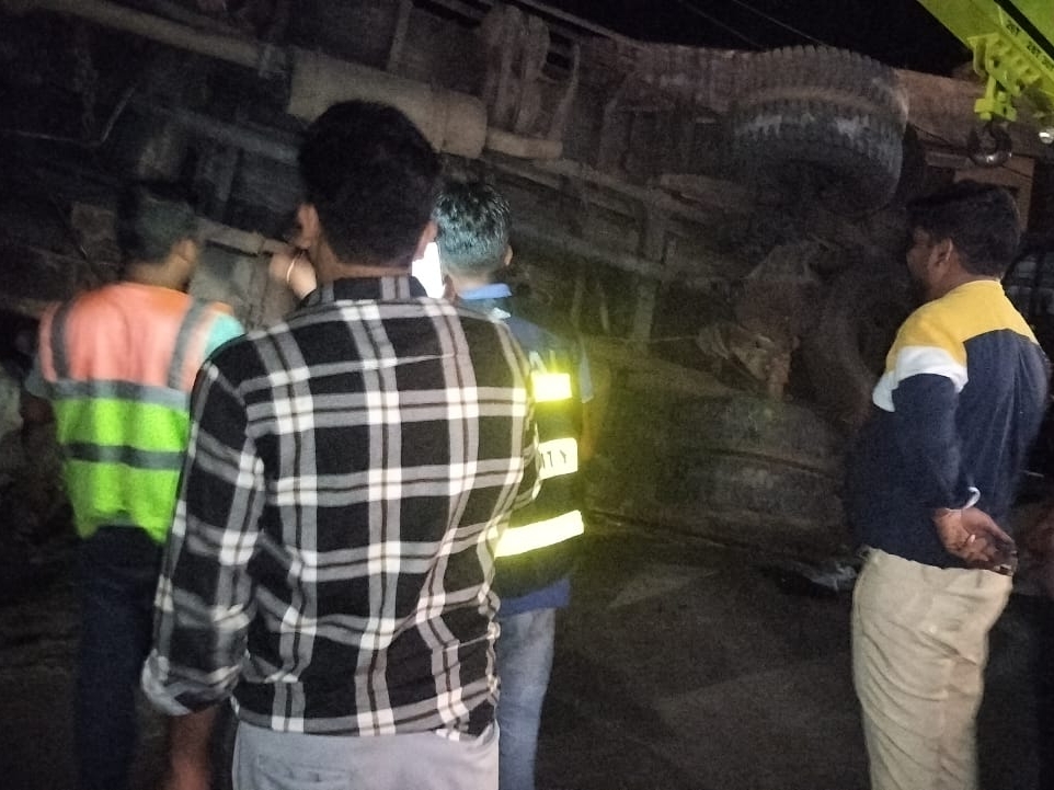 Accident happened at NH 30 Sijhora bus stand | एनएच 30 सिझोरा बस स्टैंड ...