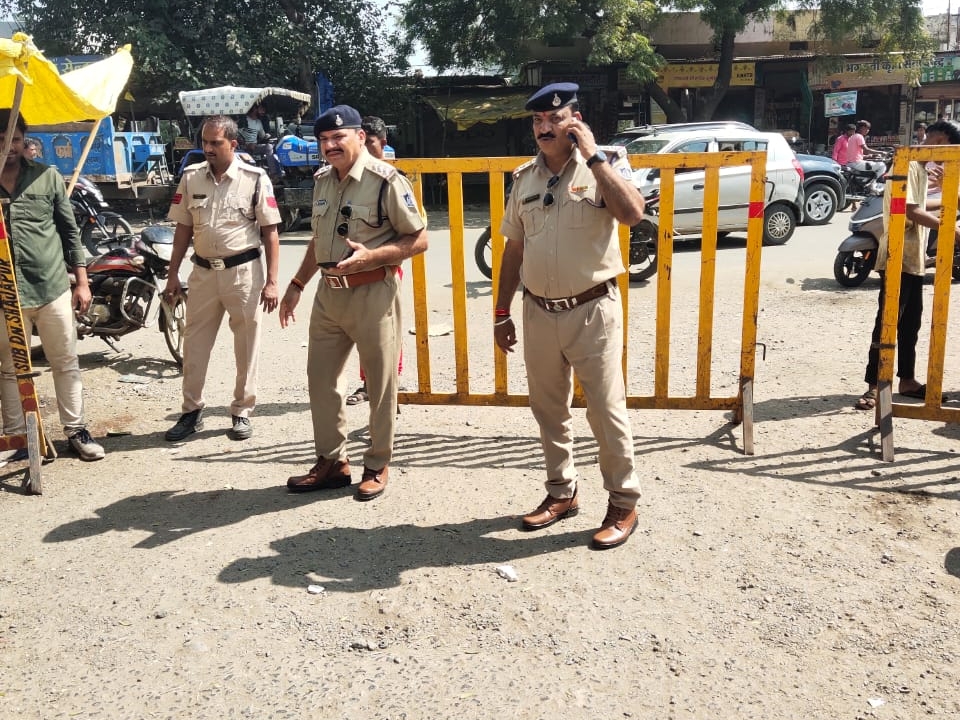 Maksi police made the traffic system foolproof | मक्सी पुलिस ने ट्रैफिक व्यवस्था की चाक चौबंद ...