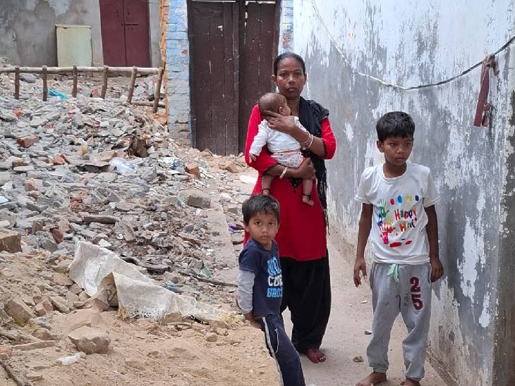 Durga Devi sleeping on the road with 3 children