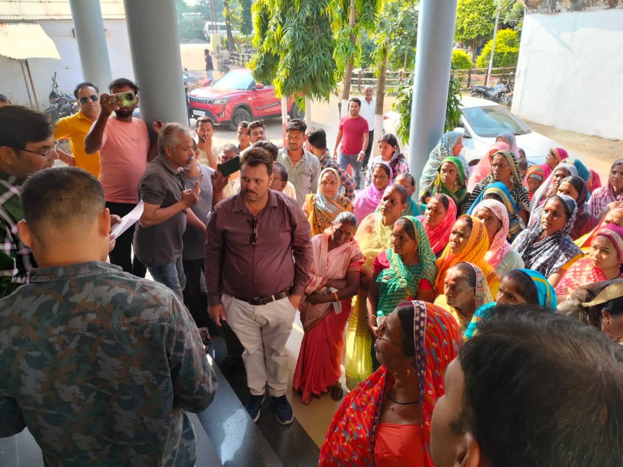 Women of Pandari village reached Patharouta police station | पथरौटा ...