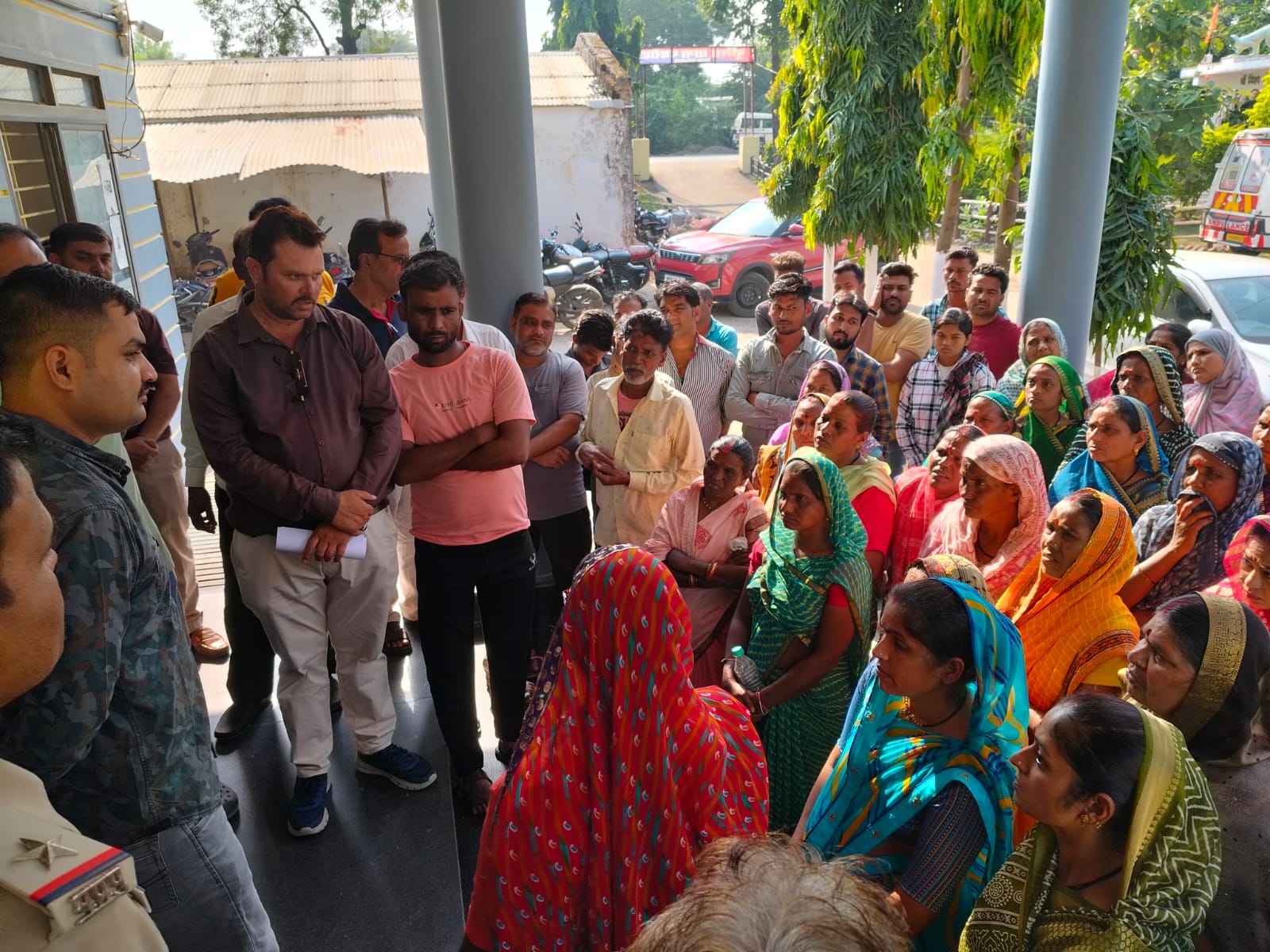 Women of Pandari village reached Patharouta police station | पथरौटा ...