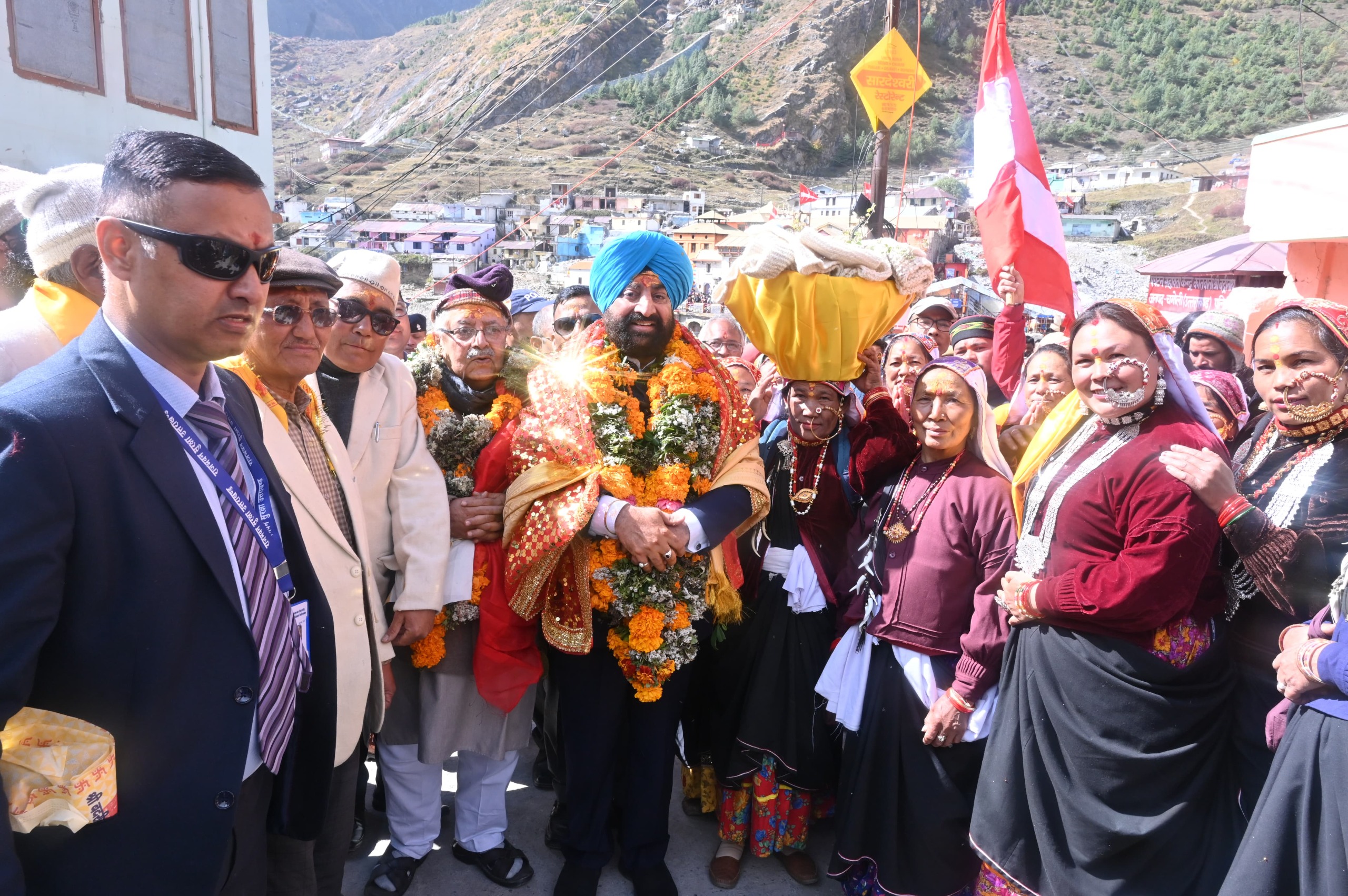 Governor Gurmeet Singh reached Badrinath Dham | बद्रीनाथ धाम पहुंचे ...
