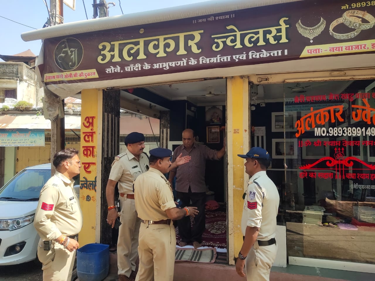 Maksi police launched awareness campaign in Sarafa Bazar | मक्सी पुलिस ...