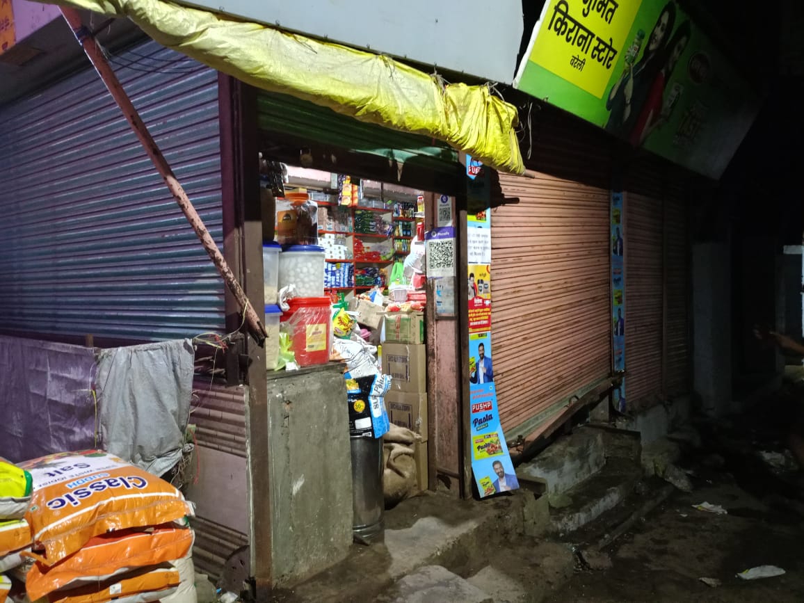 Shutters of four shops were broken in one night | एक रात में चार ...
