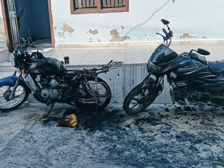 Two bikes parked outside the house set on fire Sirohi Rajasthan | घर के ...