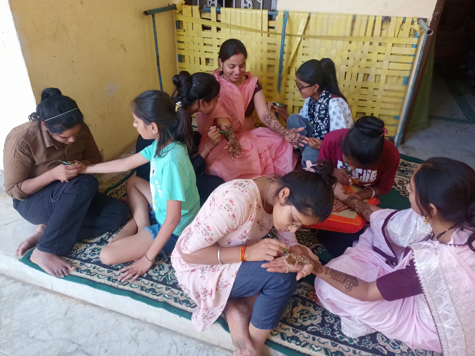 Women and girls apply mehndi | महिलाओं व युवतियों ने मेहंदी लगाई ...
