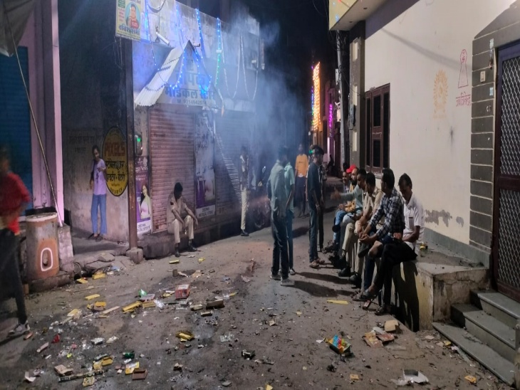 Nainwan's firecracker war, attack with rockets and bombs, unique ...