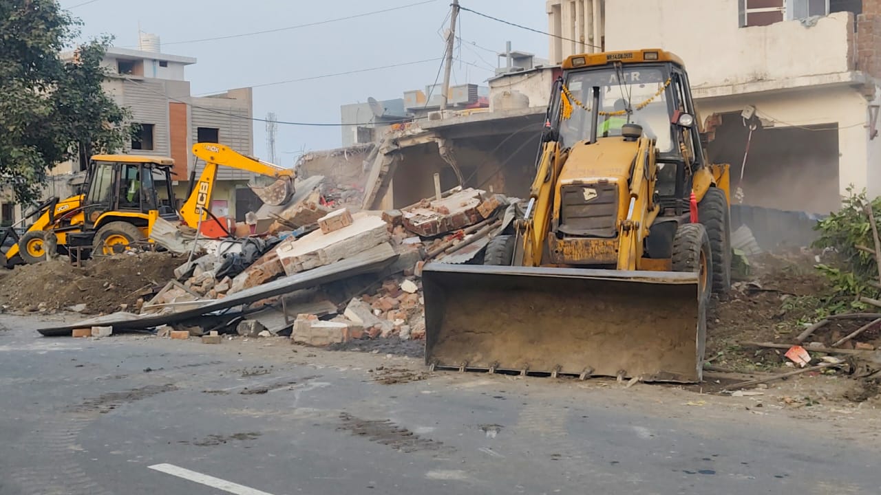 JCB ran on 33 houses in Parvaliya | परवलिया में 33 मकानों पर चली जेसीबी ...