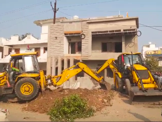 JCB ran on 33 houses in Parvaliya
