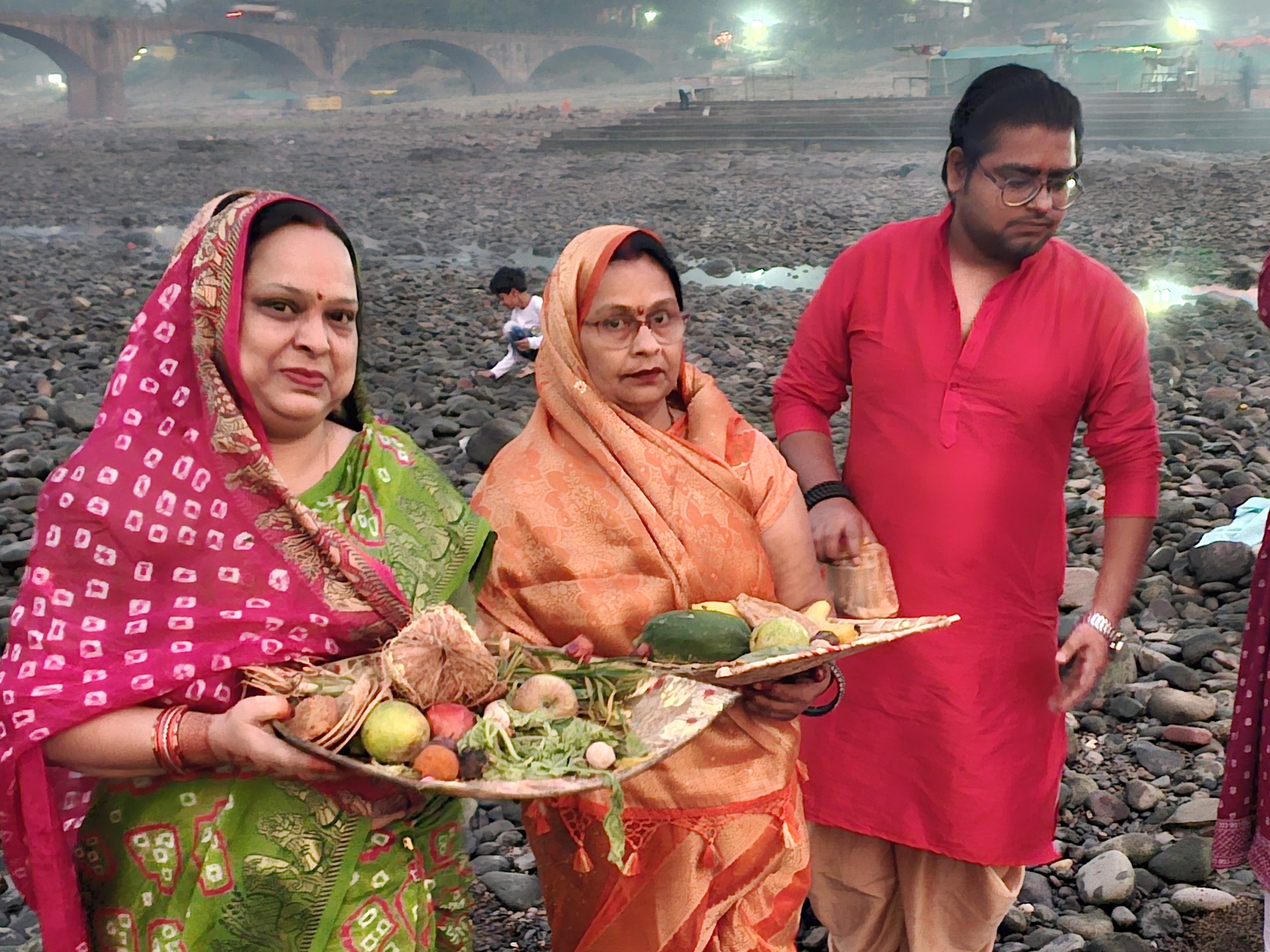 Unique sixth form of Chhath festival in Barwah | बड़वाह में छठ पर्व की ...