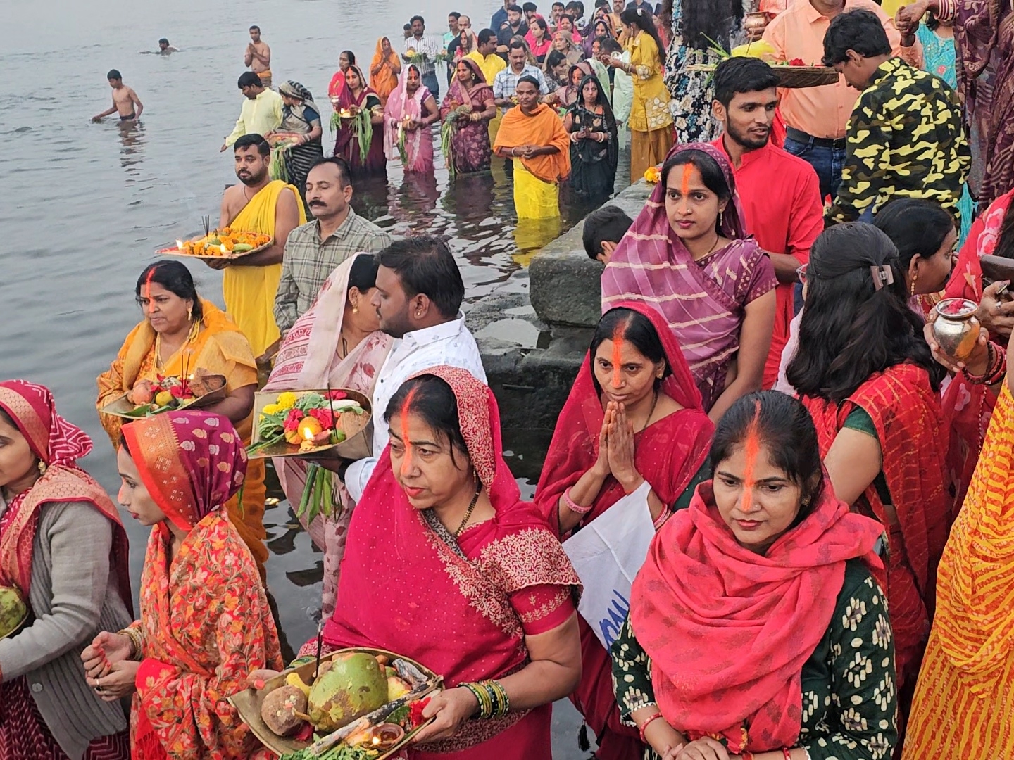 Unique sixth form of Chhath festival in Barwah | बड़वाह में छठ पर्व की ...