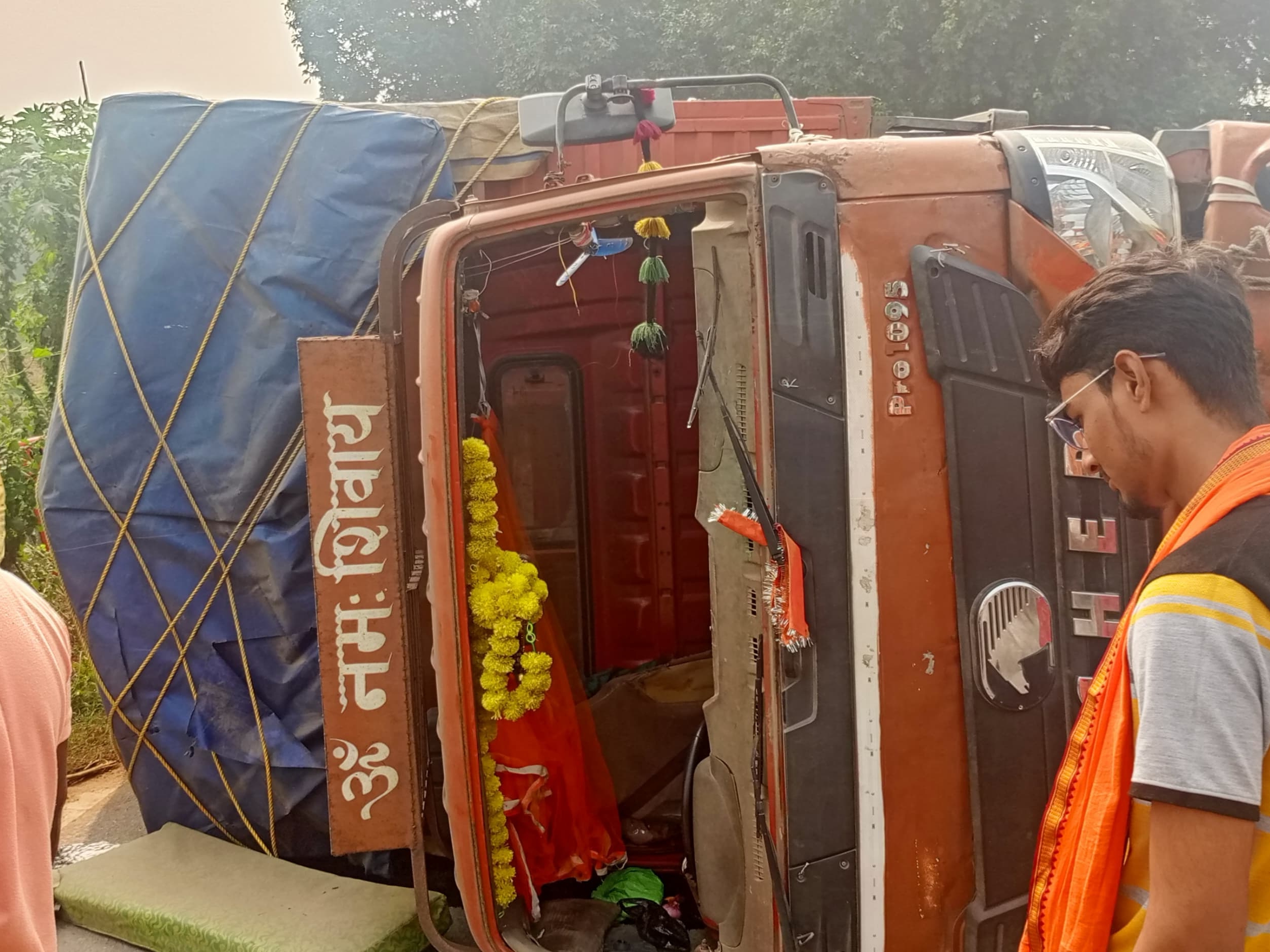 Truck-E-rickshaw collided, people looted biscuits Truck Driver injured ...