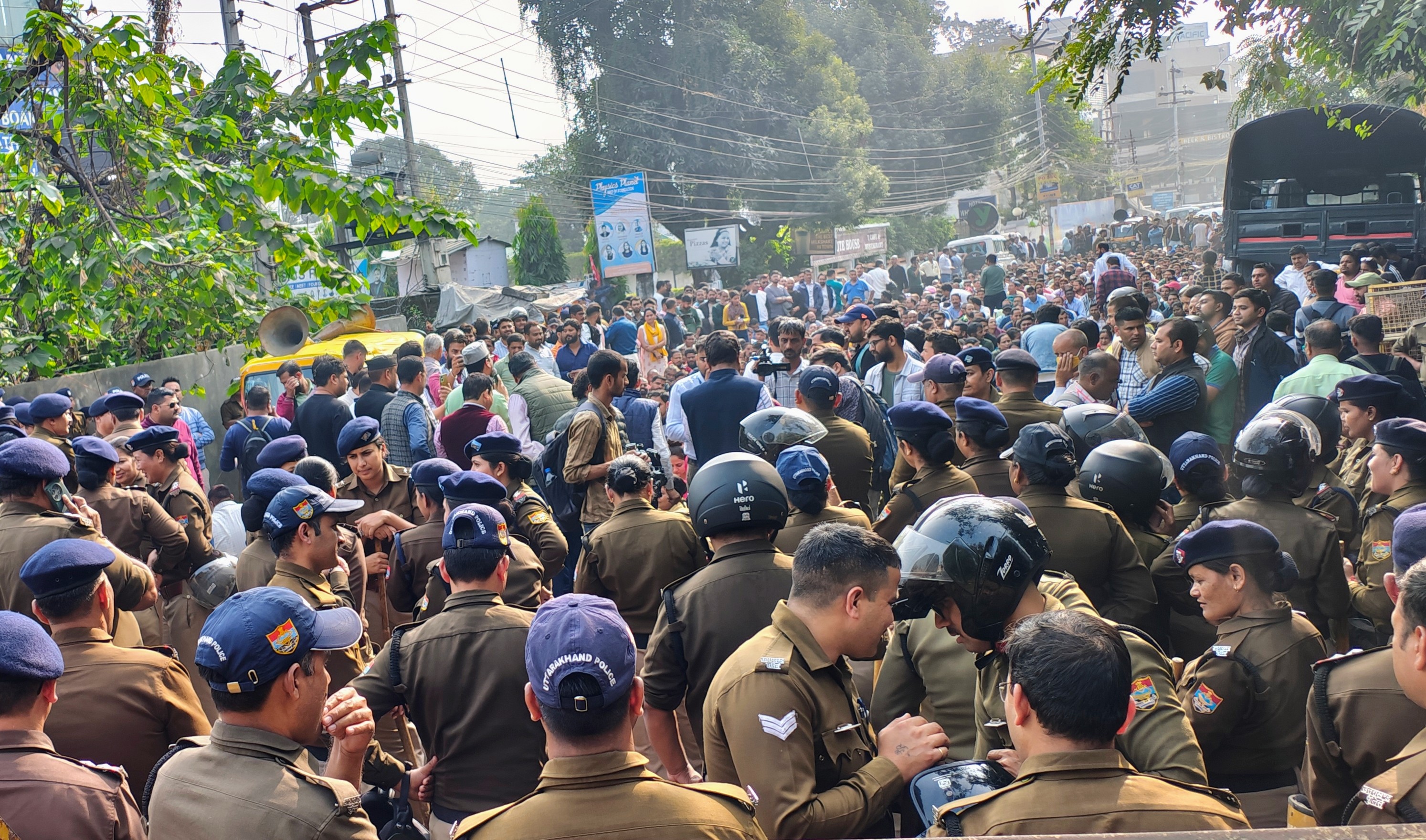 UPNL employees marched to the secretariat