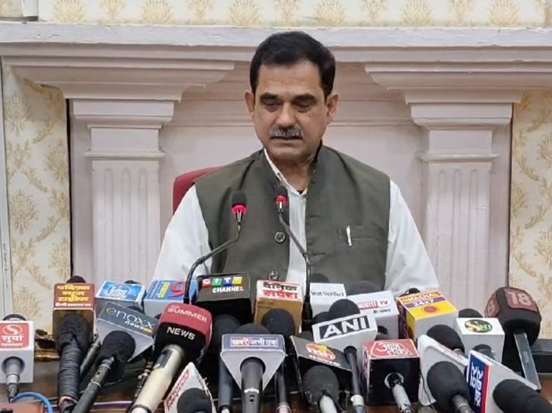 Himachal Samosa controversy CPS Sanjay Awasthi hits back the opposition | हिमाचल प्रदेश का समोसा ...