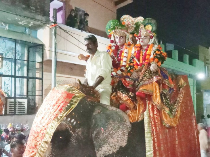 In Mathura, the effigy of the tyrant Kansa was beaten with sticks, see ...