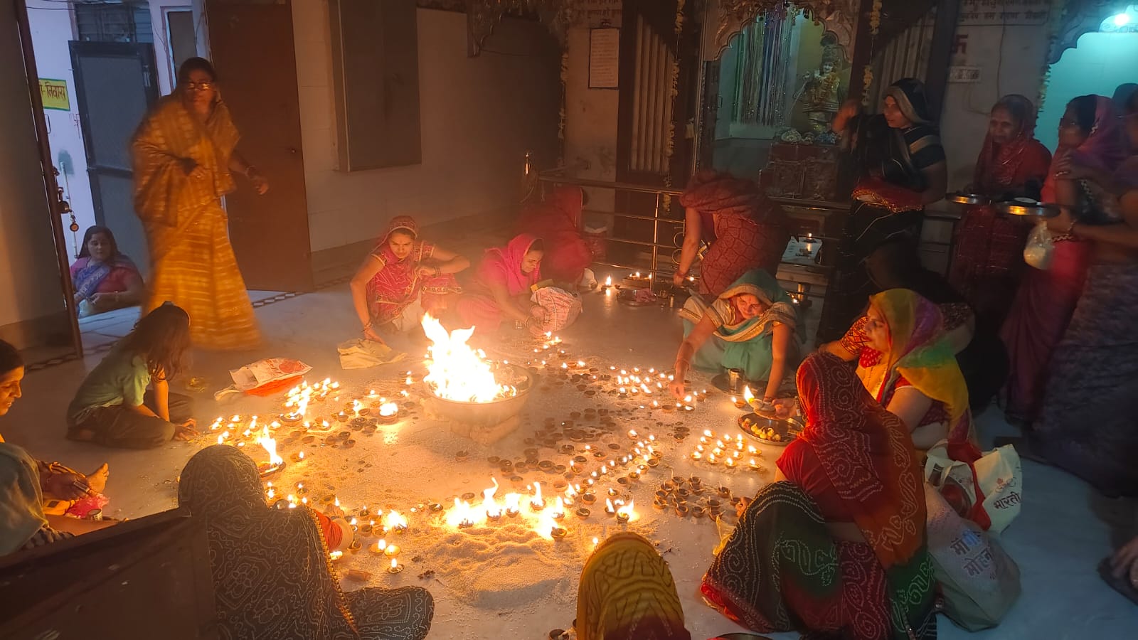 Vaikuntha Chaturdashi was celebrated in Mahwa, married women lit lamps ...