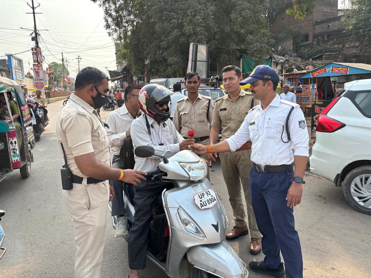 Datia police launched a stop-and-stop campaign | दतिया पुलिस ने चलाया रोको-टोका अभियान: नियमों ...