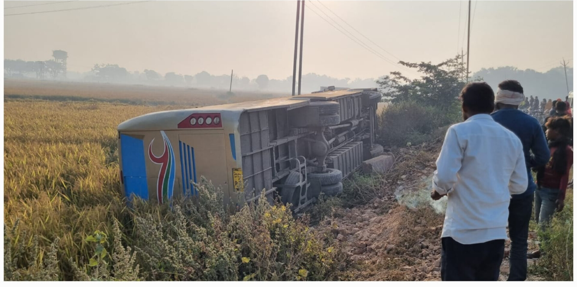 The driver dozed off in a moving bus in Rewa | रीवा में चलती बस में ...