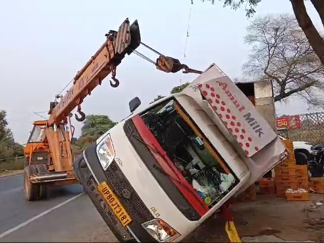 Amul milk van overturned due to tyre burst in Mathura | मथुरा में टायर ...