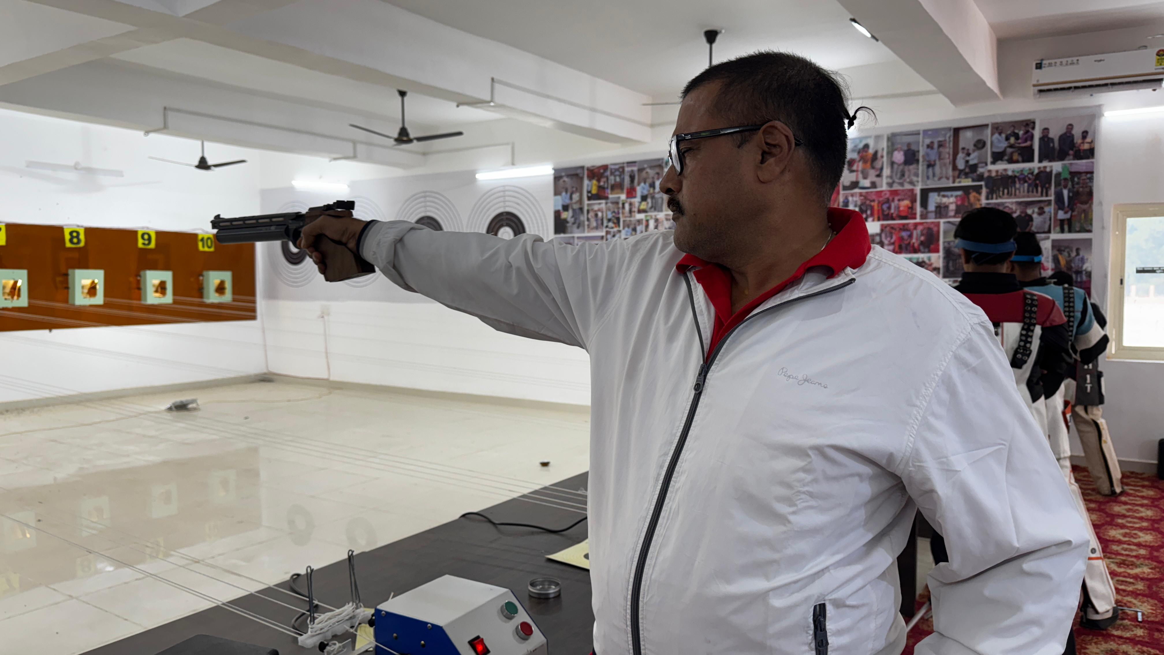 Lucknow's DM Tripathi won the shooting competition | लखनऊ के डीएम ...