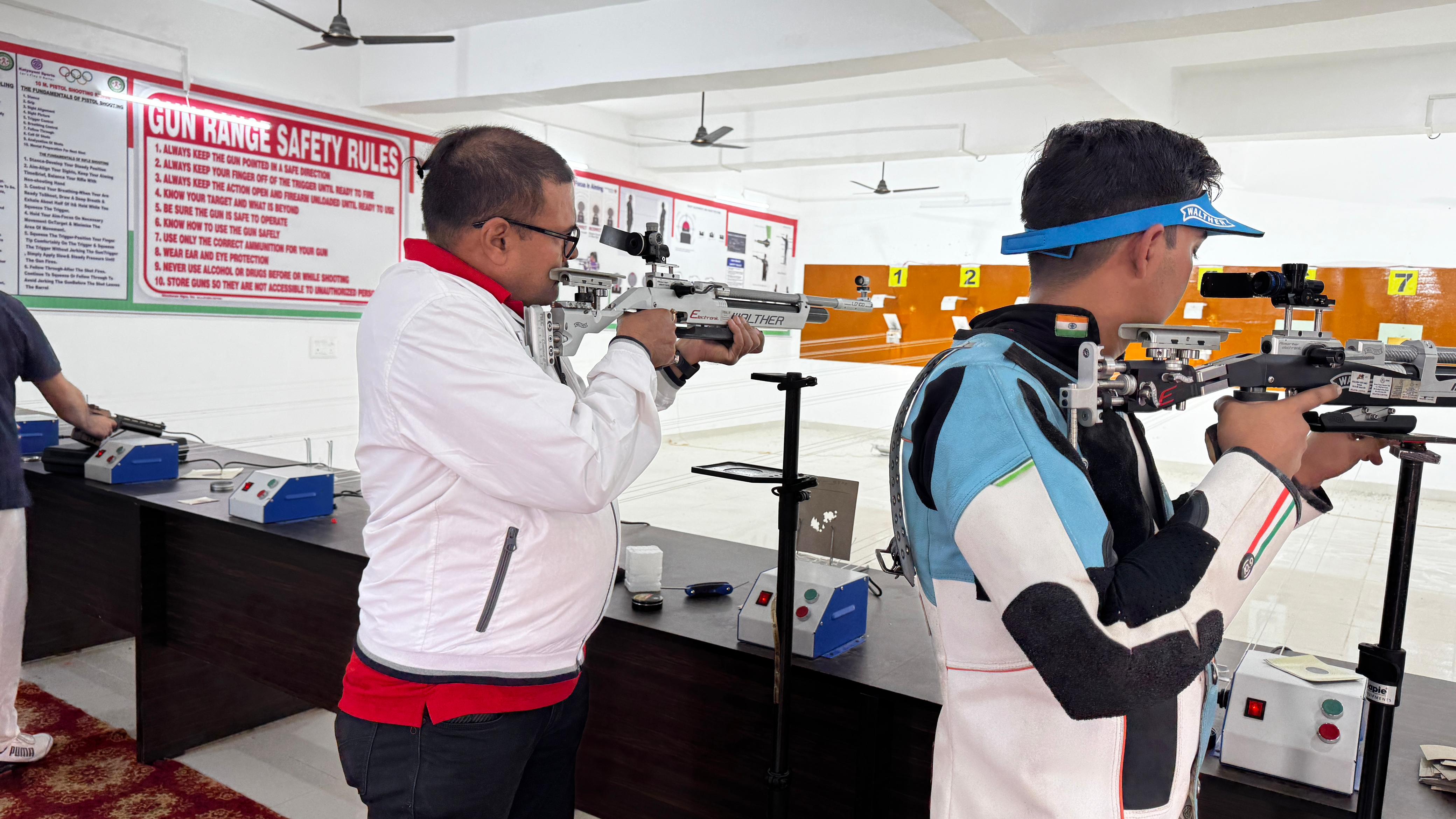 Lucknow's DM Tripathi won the shooting competition | लखनऊ के डीएम ...
