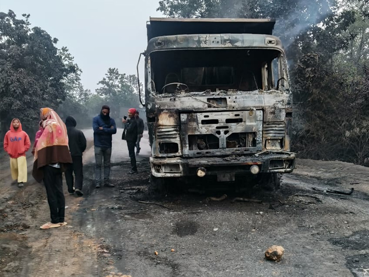 Five trucks were burnt by extremists in Latehar | लातेहार में पांच ...
